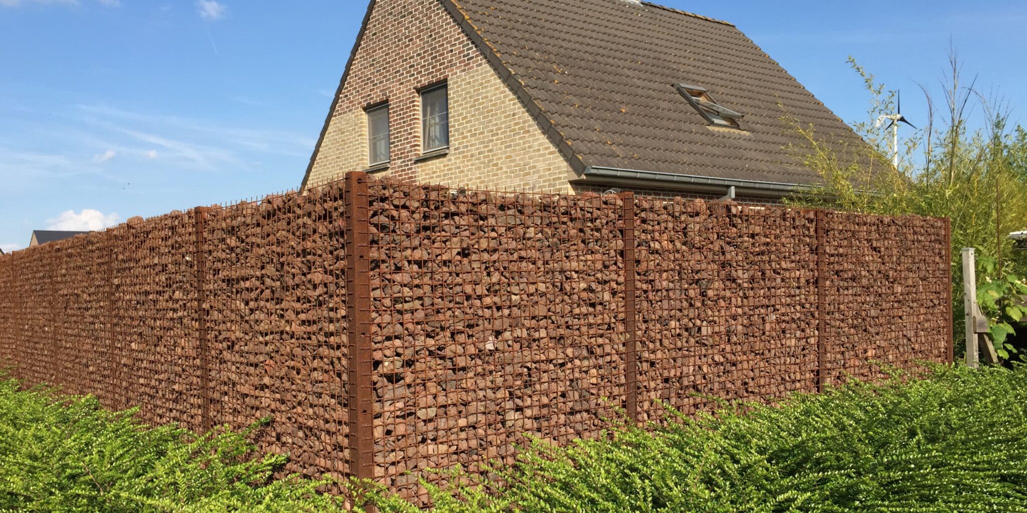 Clôture en pierre : Possibilités et prix [+ alternatives]